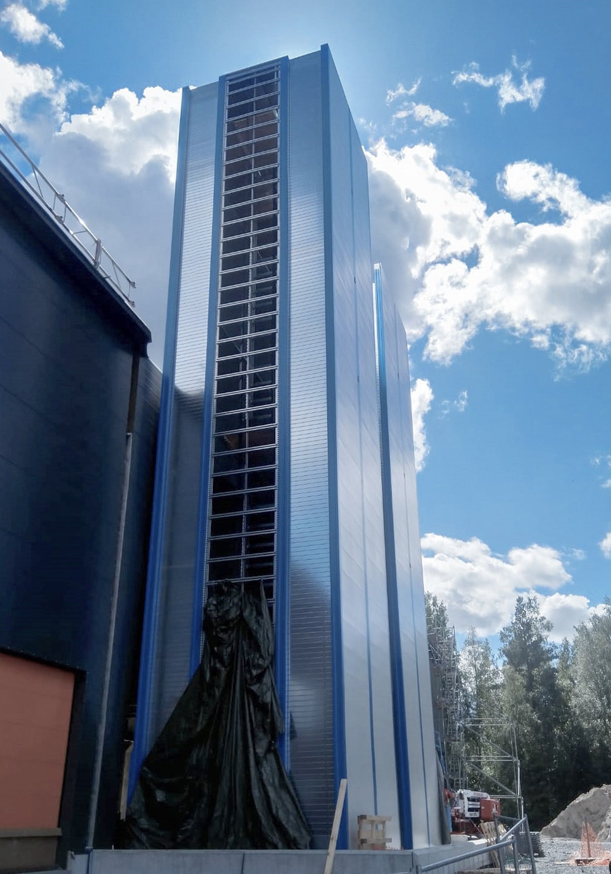 Building an Outdoor Vertical Lift Module Storage System | Kardex